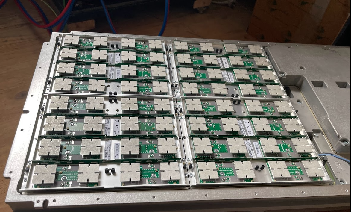 Inside a 32×32 MIMO Antenna | Nick vs Networking